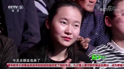 女孩在病房向男友求婚，为了男友剃光头发，这一幕让人看哭了