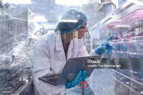 선적 전에 물병의 품질을 검사하는 병입 공장 직원 식물에서 사용되는 역삼투압 시스템 물 순도 및 병입 공정의 품질 관리 유지