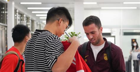 中国男足抵达沙特备战世预赛18强赛 腾讯新闻