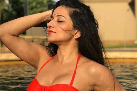 Entertainment News Actress Mona Lisa S Bold Picture Goes Viral Dgtl Anandabazar