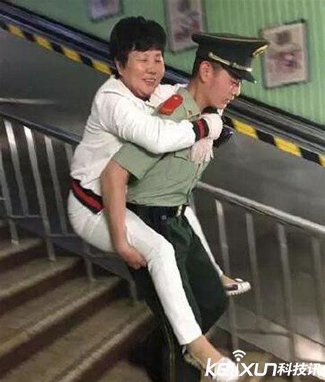 军人背大妈下楼梯 高大背影帅气身姿令人安全感十足新闻频道中国青年网