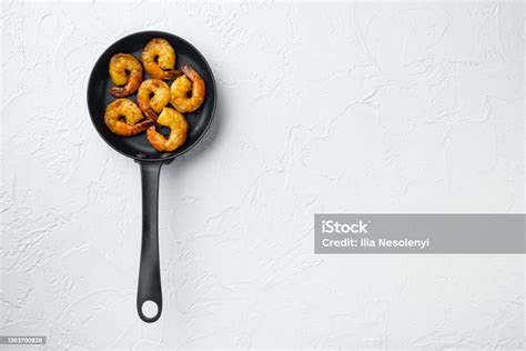 그릴 새우 바베큐 스타일 혼합 매운 프라이밍 철 팬에 흰색 배경에 상단 보기 플랫 누워 카피 스페이스와 텍스트 공간을 가진 개체 그룹에 대한 스톡 사진 및 기타 이미지