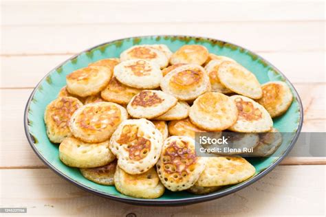 트렌드 아침 식사 나무 테이블에 접시에 네덜란드 미니 팬케이크 클로즈업 0명에 대한 스톡 사진 및 기타 이미지 0명