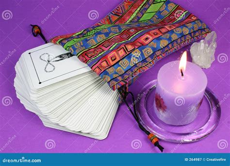 Tarjetas Y Vela De Tarot Imagen De Archivo Imagen De Oculto