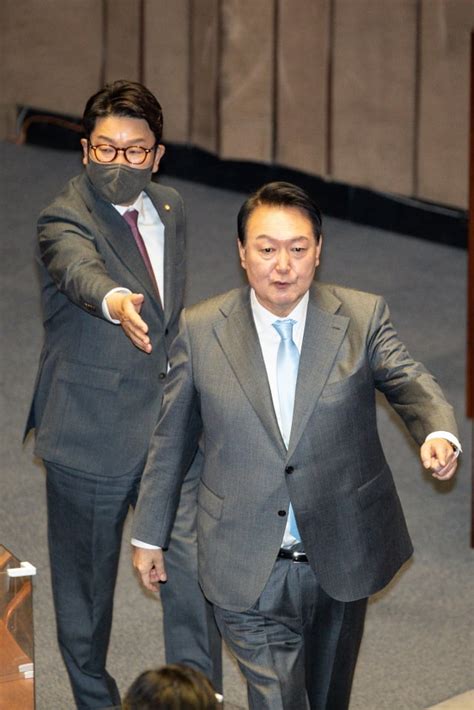 尹 지지율 신경 안 써권성동 신경 쓰지 왜 안 쓰겠나 한국경제