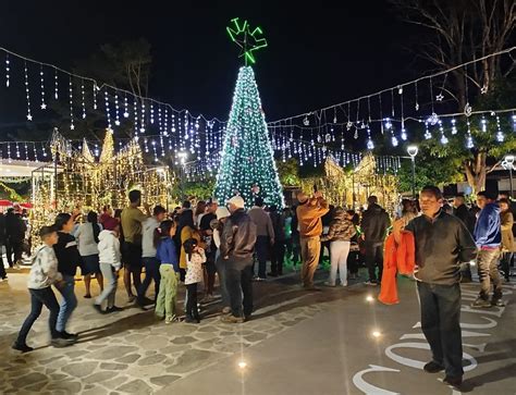 Inauguran la iluminación navideña en el centro histórico de Concepción