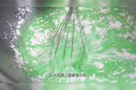小伙勤工俭学，来到街边卖黑暗料理，出摊便遭围观，如今月入2万