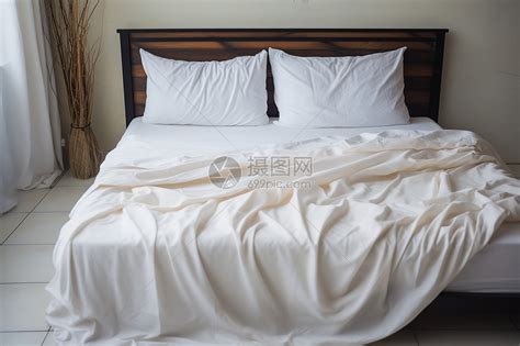 舒适现代的白色床铺高清图片下载 正版图片600624686 摄图网