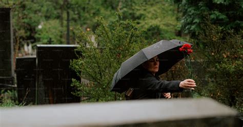 머리에 우산을 쓰고 있는 여자 사진 Unsplash의 장례 이미지