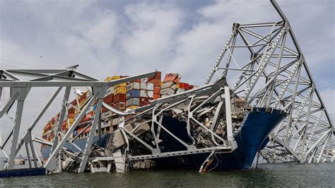 Largest Crane On Us Eastern Seaboard Drafted In To Help Clear Baltimore