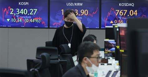 코스피 관망세 속 기관 매도에 하락마감