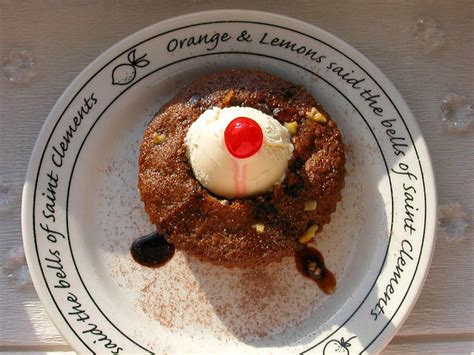 디저트 아이스크림을 올린 에스프레소 쇼콜라케이크