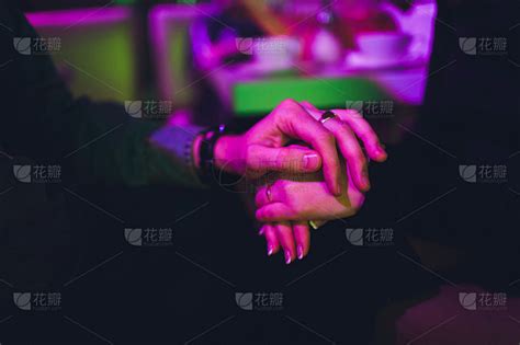 幸福的情侣牵手在餐厅