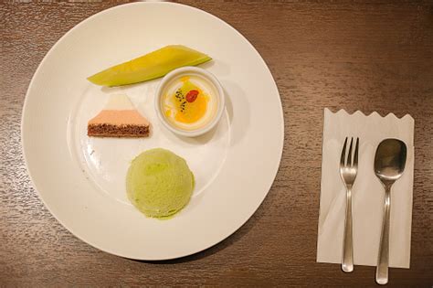 디저트 일본 야마나시 가와구치코 호수의 전통 료칸 리조트에서 목제 테이블에 녹차 아이스크림 초콜릿 과일을 올려놓고 0명에 대한