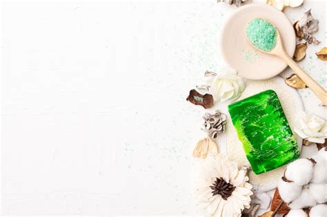 무료 카피 스페이스 모형흰색 나무 배경에 바디 케어스파 구성 목욕용 스킨 케어 핸드메이드 제품 화장품 알로에 베라 공예 비누와 목욕 소금 꽃 식물에 대한 스톡 사진 및 기타