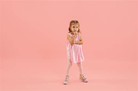 어린 시절과 크고 유명한 미래에 대한 꿈 산호 분홍색 배경에 고립 된 예쁜 긴 머리 소녀 4 5세에 대한 스톡 사진 및 기타
