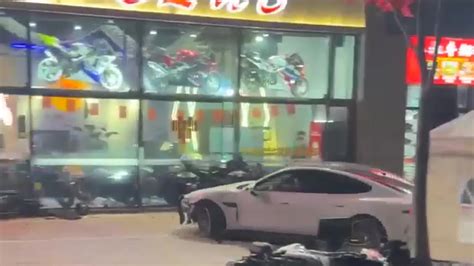 江苏南通23岁男子咖啡店门口捅人后驾车冲撞逃离，附近商户：停业配合警方调查凤凰网视频凤凰网