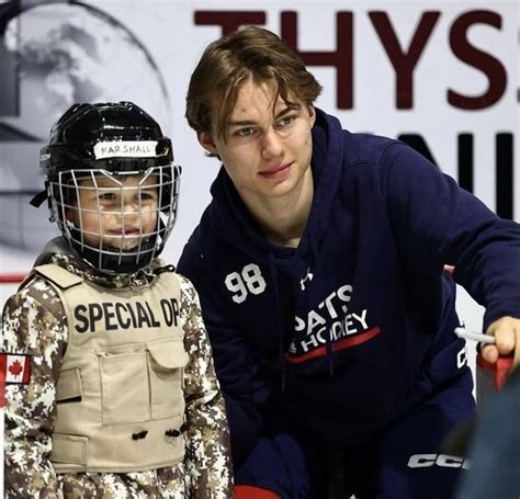 Connor Bedard Hockey Girlfriend Hockey Players Hockey