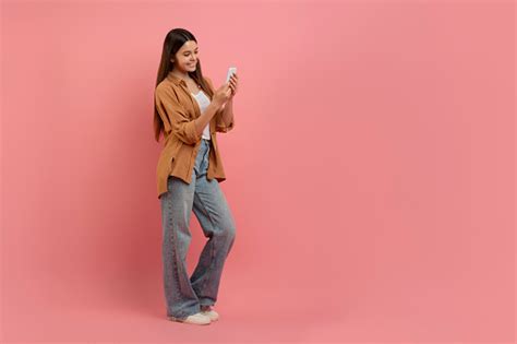 사람과 기술 개념 현대 스마트 폰을 사용하여 웃는 십대 소녀의 초상화 14 15 살에 대한 스톡 사진 및 기타 이미지 14 15 살 Brand Name Smart