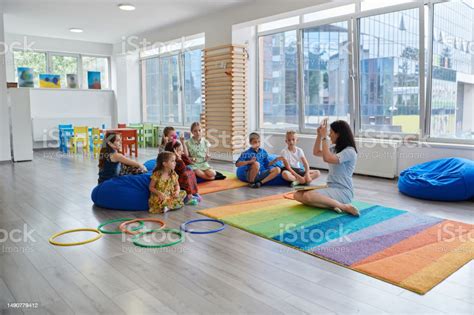 초등학교나 유치원에서 독서 시간을 보내면 교사는 초등학교나 유치원에 다니는 아이들에게 책을 읽는다 유치원 교육의 개념 선택적