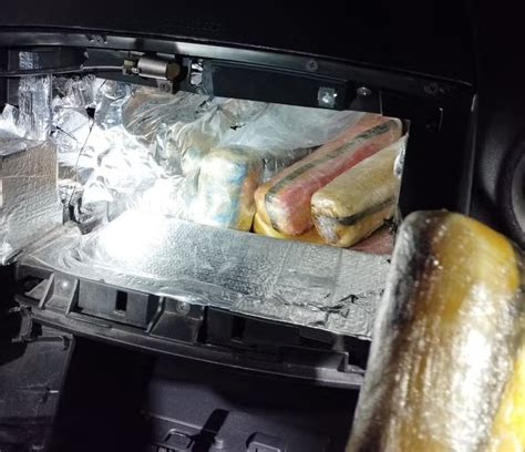 Prf Flagra Painel De Carro Cheio De Pasta Base De Cocaína Rádio