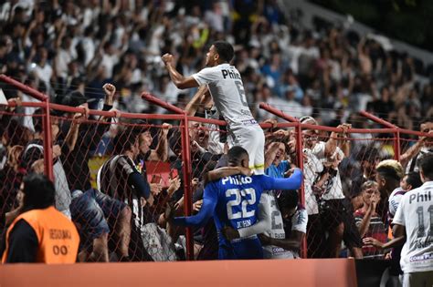 Santos vence gol nos acréscimos e chega aos pontos no Brasileirão Meu Peixão