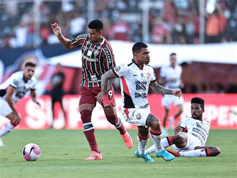 Fluminense vacila no fim e perde para o Vitória no BarradãoJogada 10