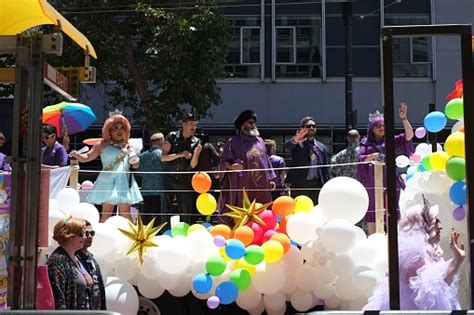Lustige Feierlichkeiten Der San Francisco Pride Parade 2022 Entlang Der