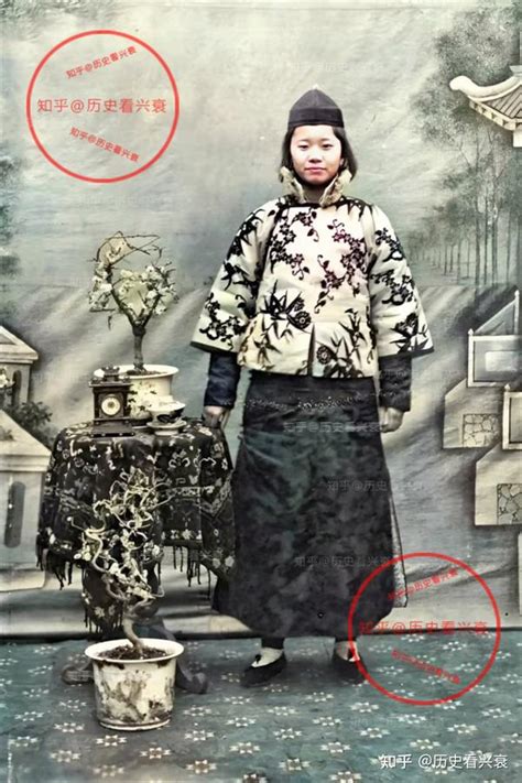 一组清朝女性的照片，看完之后会发现，原来清朝女性也是很漂亮的 知乎