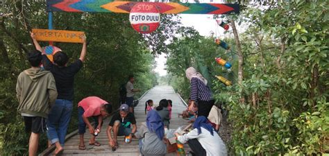 Mahasiswa Kukerta UR Manfaatkan Jembatan Sungai Gelam Sebagai Tempat