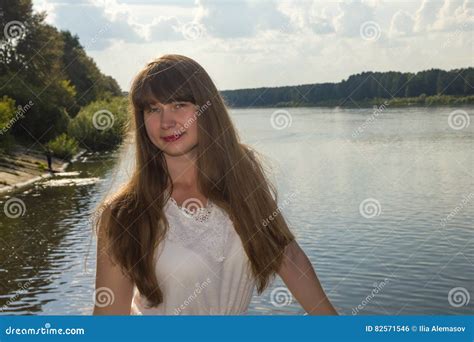 Posizione Pelosa Lunga Delle Donne Sul Fondo Del Fiume Fotografia Stock