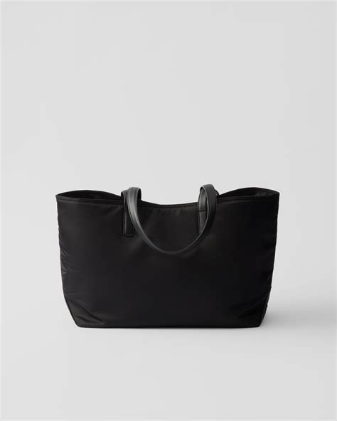 프라다 리에디션 1978 미디엄 리나일론 및 사피아노 가죽 토트백 블랙 Prada