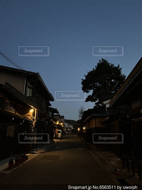 建物の脇に電車が停まっているの写真・画像素材 Snapmart（スナップマート）