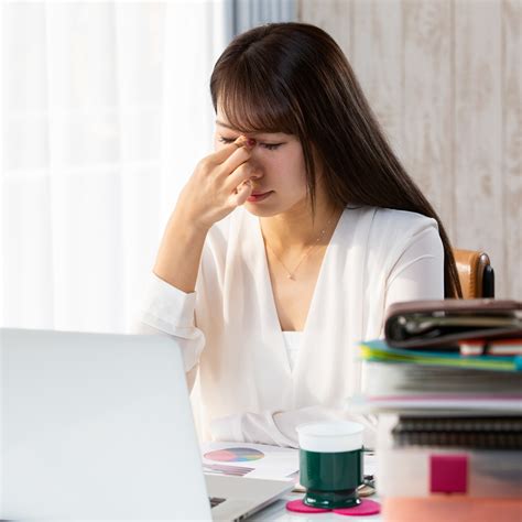薄暗いところで「ものが見えにくい」は要注意。「老眼」の“5つの特徴”と“近視・遠視との違い”