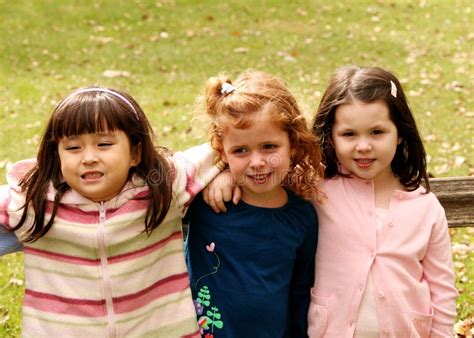 Diverse Groep Meisjes Buiten Stock Foto Image Of Glimlachen Gezond