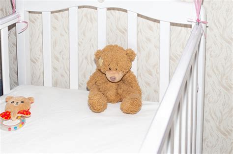 테디 베어는 하얀 침대에 있습니다 어린이 장난감 어린이의 기대와 출생 0명에 대한 스톡 사진 및 기타 이미지 0명 공휴일