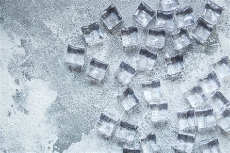 아이스 큐브 모방 인공 플라스틱 조각 투명 아크릴 아닌 진짜 차가운 환상 은 텍스트 음식 배경에 대한 테이블 야외 상단 보기