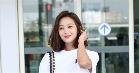사진 조보아 우아한 출국길 인사