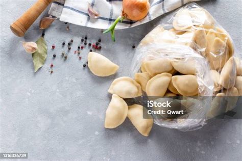 회색 테이블에 원시 만두 만두를 만드는 과정 전통적인 수제 음식 슬라브 전통 요리 만두 반죽 맨 위 보기입니다 복사 공간 가루로