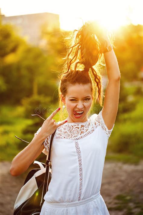 Девушка битника показывает язык Стоковое Изображение изображение насчитывающей портрет