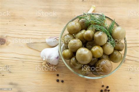 나무 배경에 흰색 수건에 유리 접시에 딜과 신 녹색 체리 토마토 0명에 대한 스톡 사진 및 기타 이미지 0명 건강한 식생활