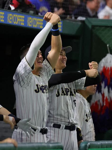 Wbc準々決勝＜日本・イタリア＞7回、二塁打の村上に向かってペッパーミルポーズをするヌートバー（左）と大谷（撮影・光山 貴大） ― スポニチ