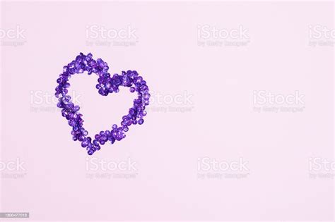 분홍색 배경에 하트 의 형태로 흩어져 보라색 스팽글 발렌타인 데이 텍스트용 여유 공간 개념에 대한 스톡 사진 및 기타 이미지