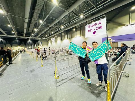 Yoasobi 香港站後感（三） 1 我同太太、弟弟和三個死黨一行六人都是夜遊忠粉，雖然大家都年近半百，嚴重拉高在場人仕的平均年齡，但佢首首歌