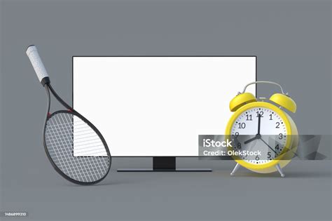 알람 시계 근처에 테니스 라켓이 있고 흰색 화면이 있는 Tv가 있습니다 토너먼트의 텔레비전 방송 일정 온라인 방송 시간 레저 및 엔터테인먼트 3d 렌더링 3차원 형태에 대한
