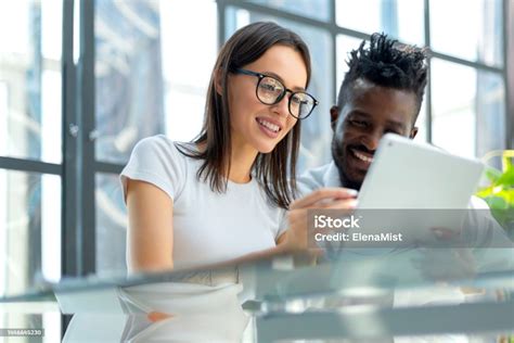 기업가 아프리카 사업가와 사업가 현대 사무실에서 태블릿에서 새로운 비즈니스 프로젝트를 논의 2명에 대한 스톡 사진 및 기타 이미지 2명 공유 개념 기업가 Istock