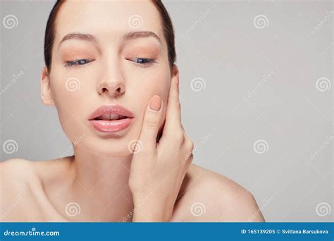 Bellezza Sensuale Con Capelli Castani Pelle Fresca E Pelle Nuda Tocca La Sua Faccia Immagine