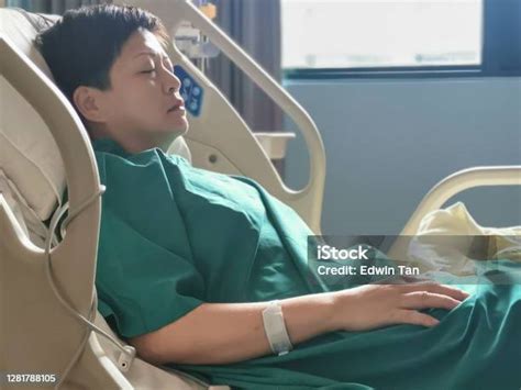 아시아 중국 여성 환자 복용 A 낮잠 에 침대 에 병원 병동 수술 후 누워있기에 대한 스톡 사진 및 기타 이미지 누워있기