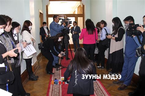 Фото МСНЭ ээс ХЗДХ ийн сайд болон бүлгийн дарга нарт албан бичиг хүргүүллээ