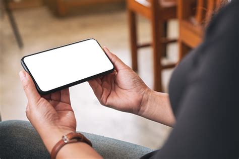 빈 데스크톱 화면으로 검은 색 휴대 전화를 들고있는 여성 가득 찬에 대한 스톡 사진 및 기타 이미지 가득 찬 공란 디지털 뷰파인더 Istock